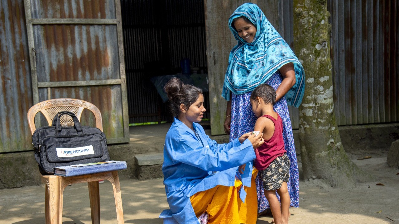 The hands that build the world must be protected - Friendship NGO